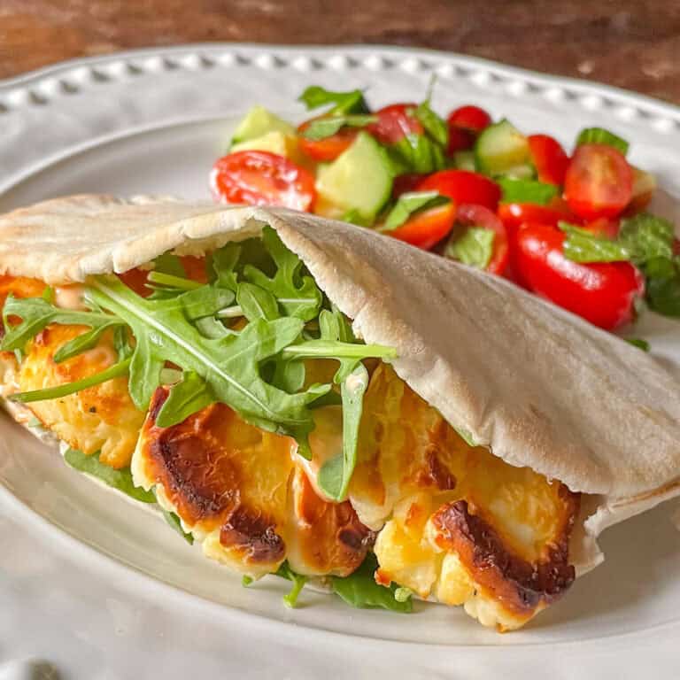 Halloumi Pittas with Sriracha Mayo (Easy Vegetarian Dinner)